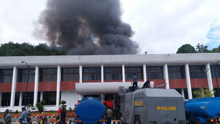 Gedung Sasana Krida Kantor Gubernur Papua Terbakar, Ini Penyebabnya ... Gedung Sasana Krida Kantor Gubernur Papua Terbakar, Ini Penyebabnya ...