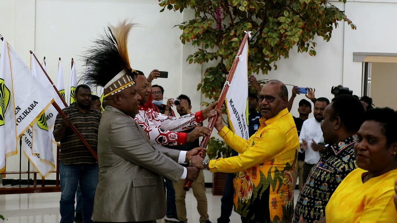 Befa Yigibalom Lantik Ketua KAMI Uncen Cabang Kabupaten Provinsi Papua ...