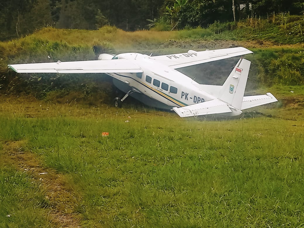 Pesawat Terbang Tabrak Bukit Saat Mendarat di Lapangan Terbang Pogapa ...