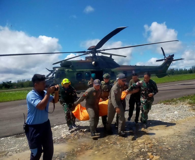 Satgas TNI Berhasil Evakuasi Jenazah Pilot Glen Malcolm Conning dan 13 ...